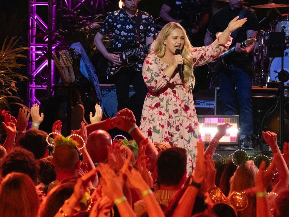 In One Of The Most Unforgettable Moments In American Idol History, 25-Year-Old Stay-At-Home Mom ...